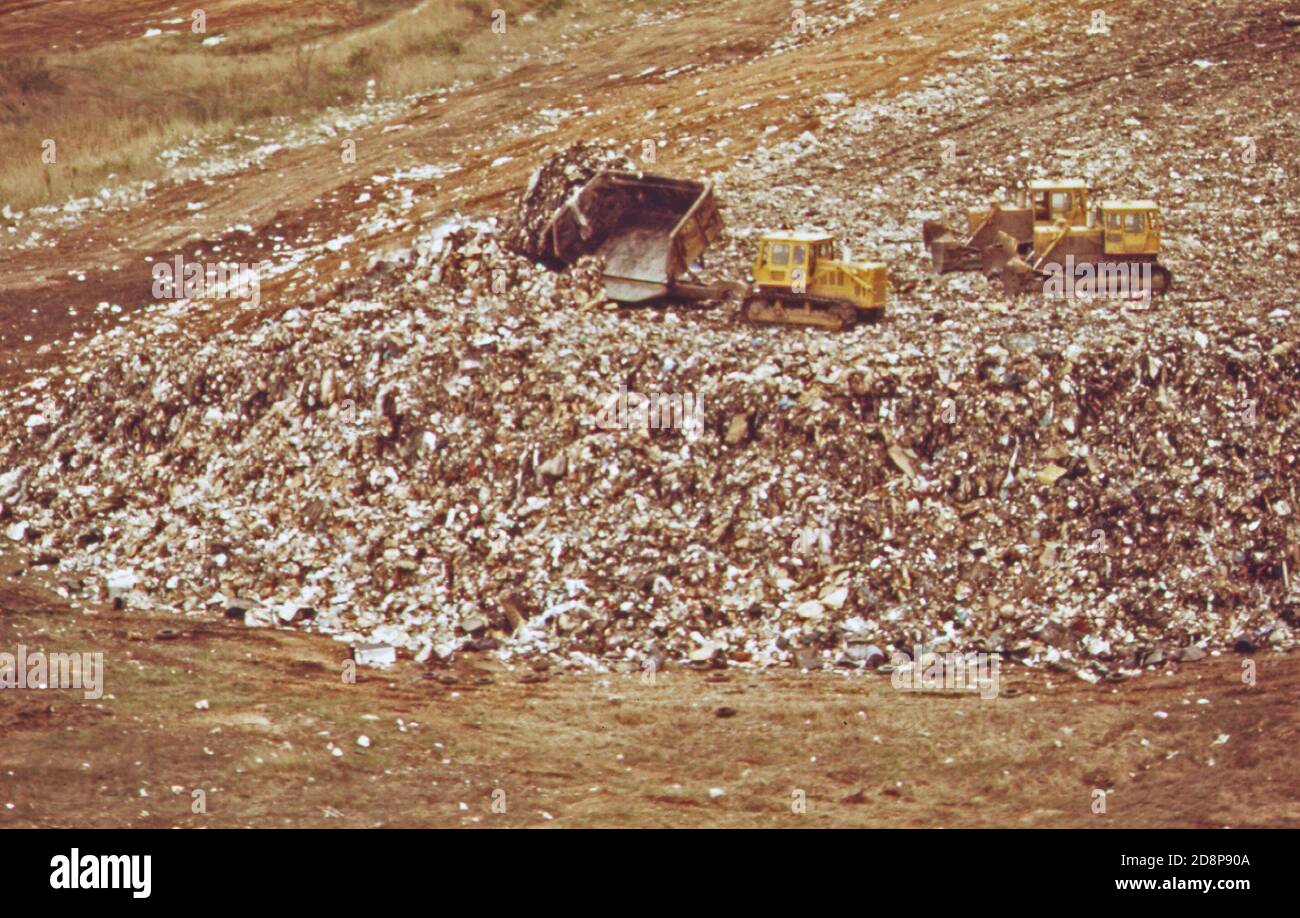 Dumping area of New York City's sanitation department at Fresh Kills ...
