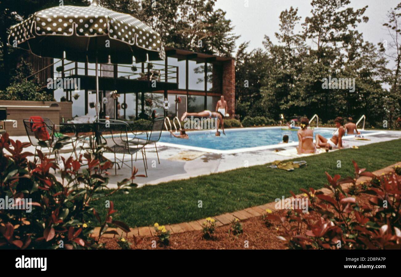 1970s woman diving into swimming pool hi-res stock photography and ...
