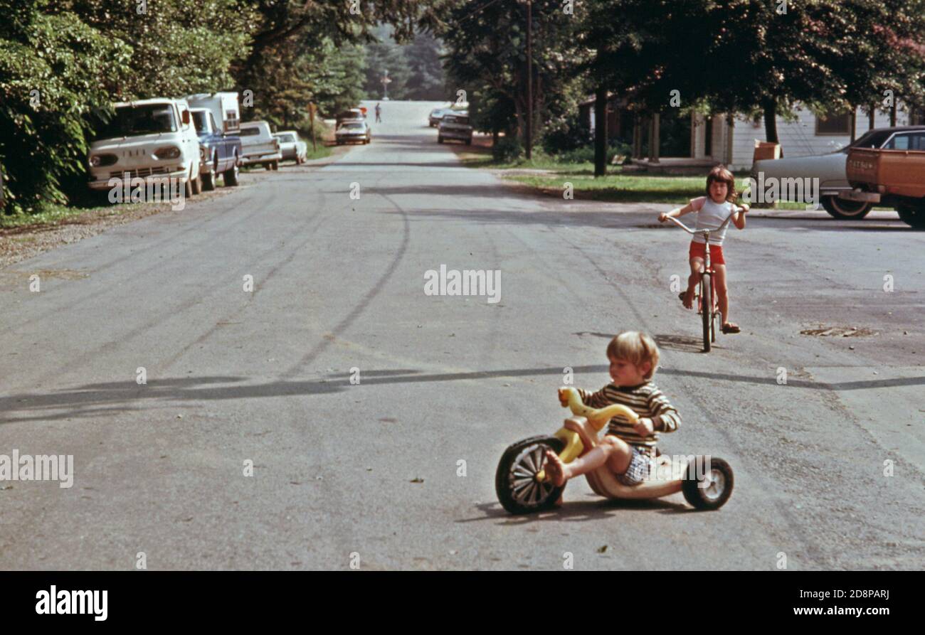 1970s children playing street hi-res stock photography and images - Alamy