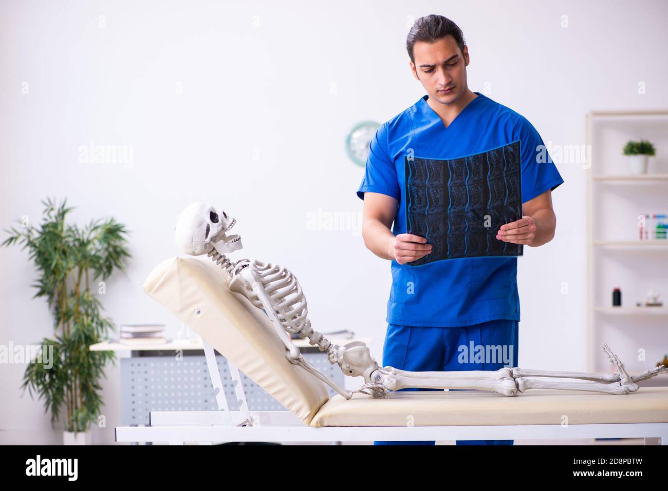 Male radiologist doctor and skeleton patient Stock Photo - Alamy