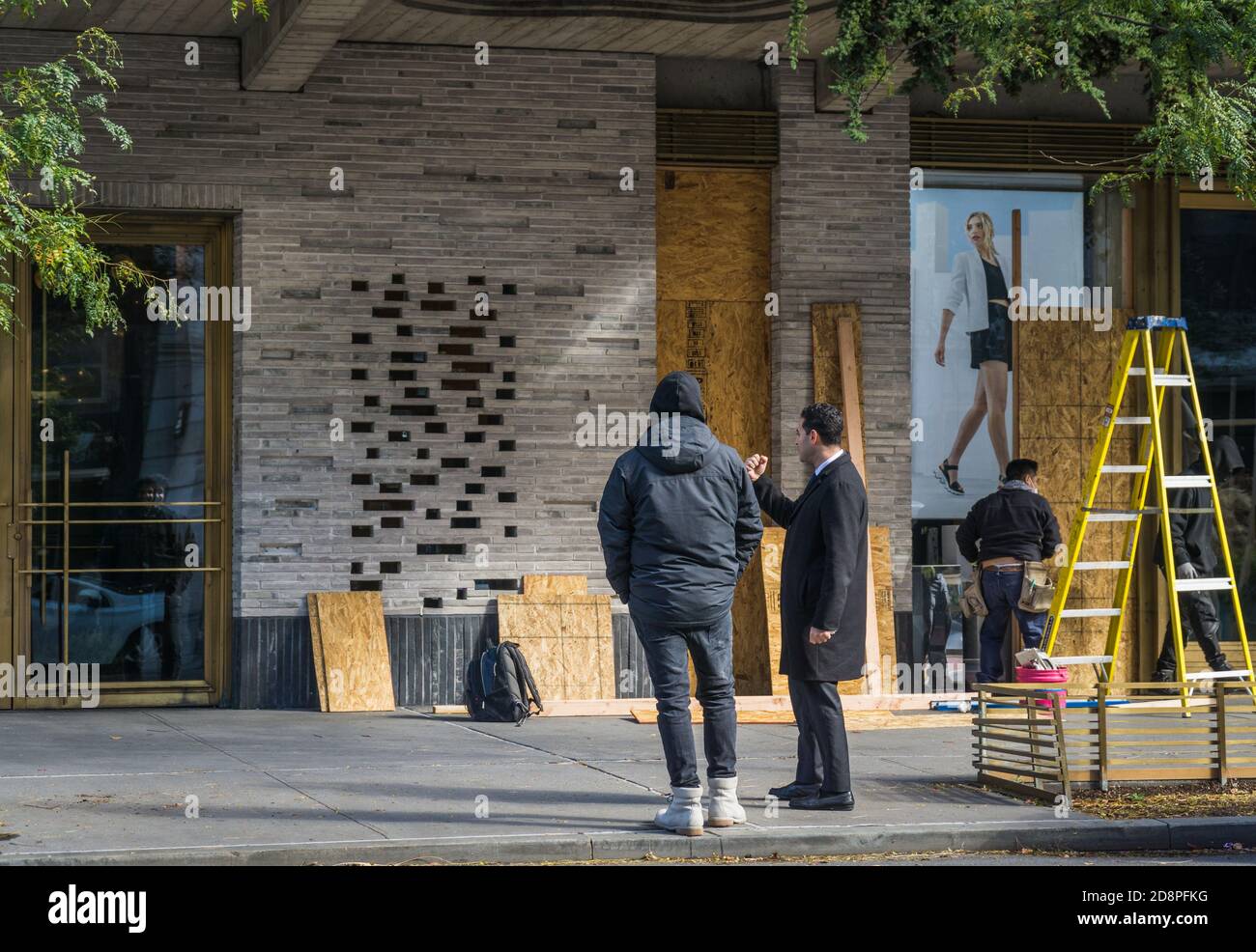 Boarded up windowds hi-res stock photography and images - Alamy