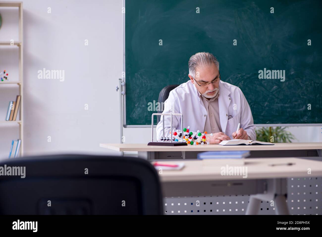 Old man reading book scientist hi-res stock photography and images - Alamy
