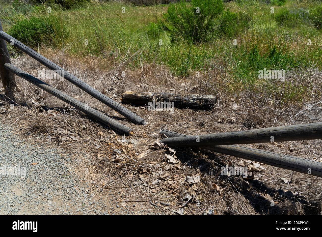 broken wooden rail fence Stock Photo - Alamy