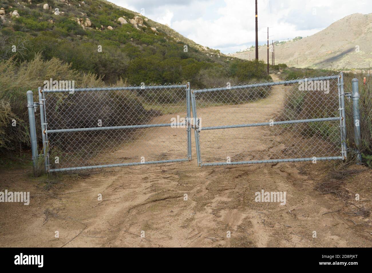 locked gate across dirt road Stock Photo - Alamy