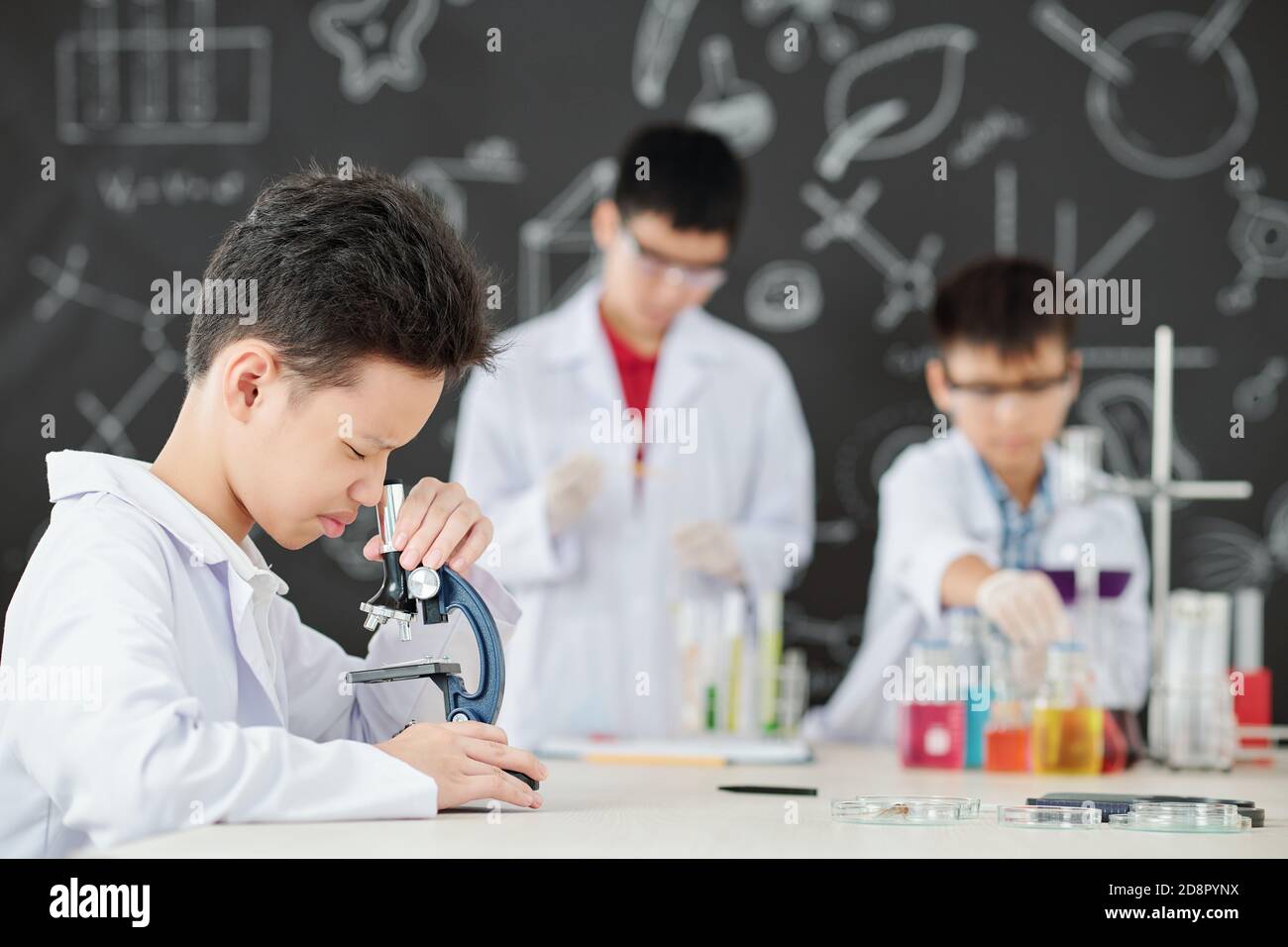 Student experiment microscope hi-res stock photography and images - Alamy