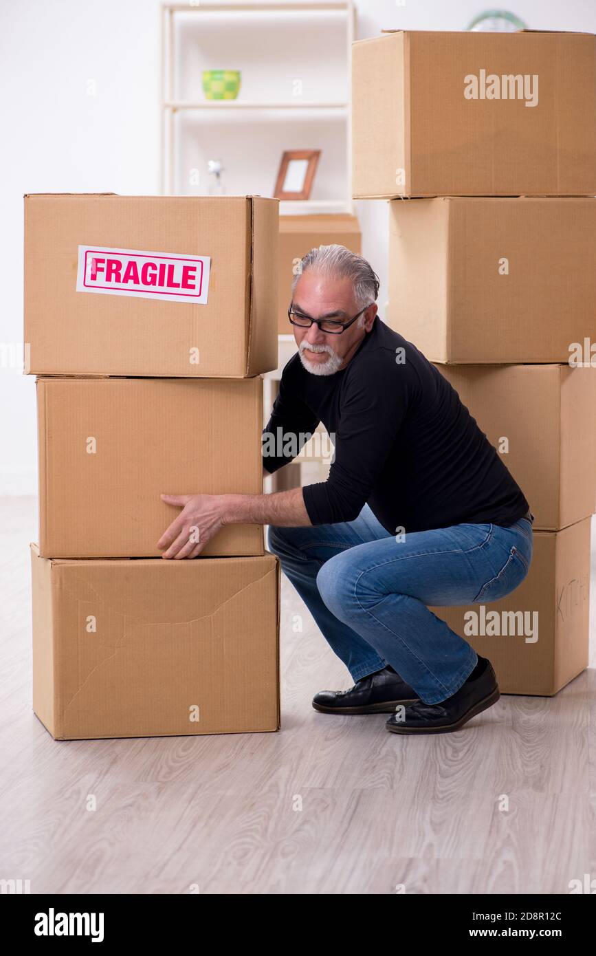 Old professional mover doing home relocation Stock Photo - Alamy