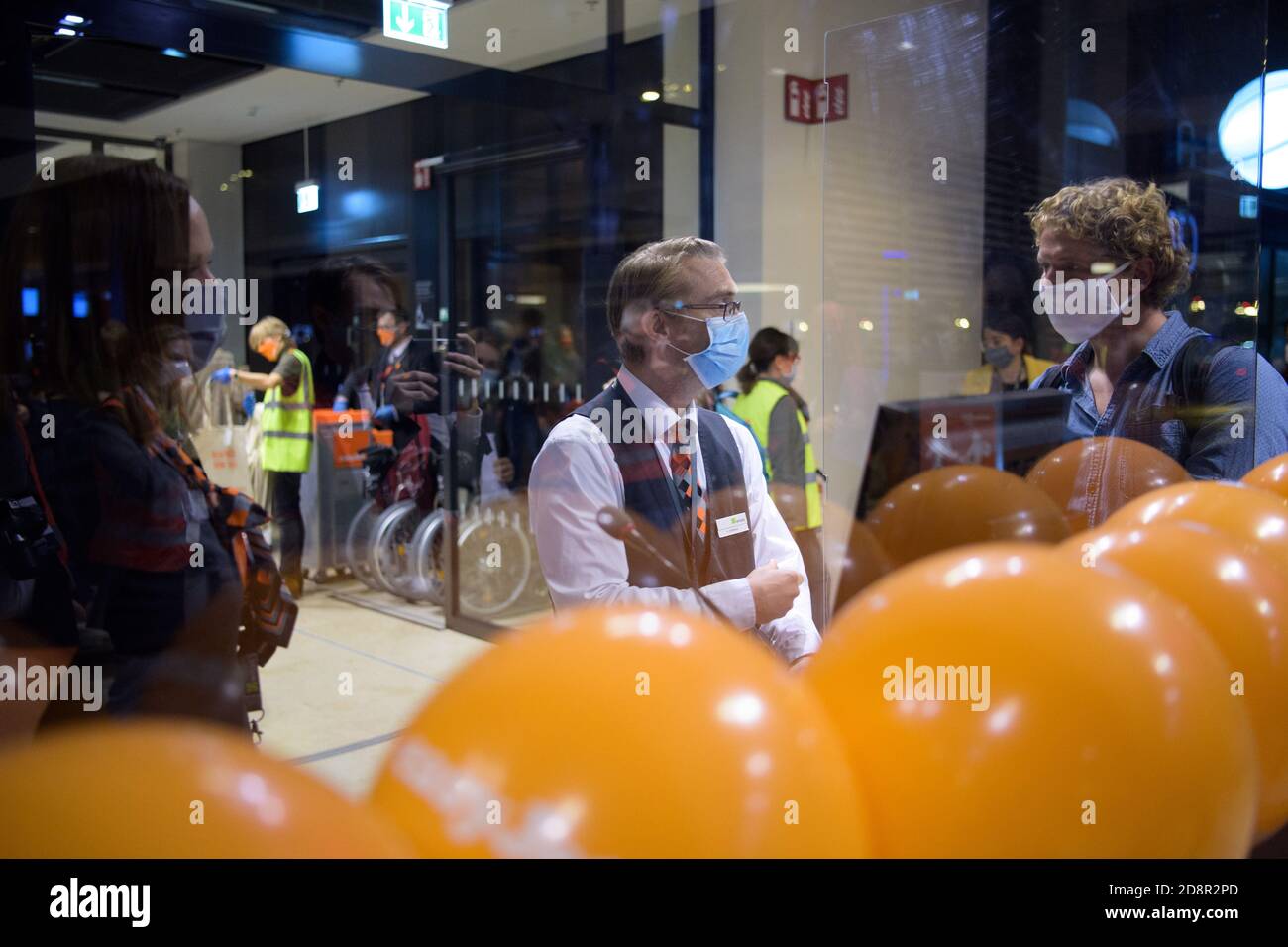 Easyjet gatwick gate hi-res stock photography and images - Alamy
