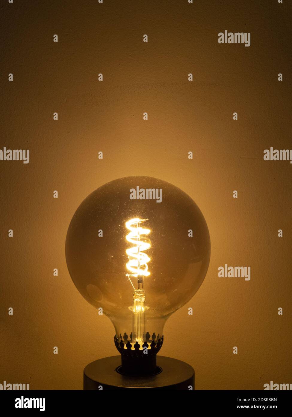 Big round light bulb lighting hi-res stock photography and images - Alamy