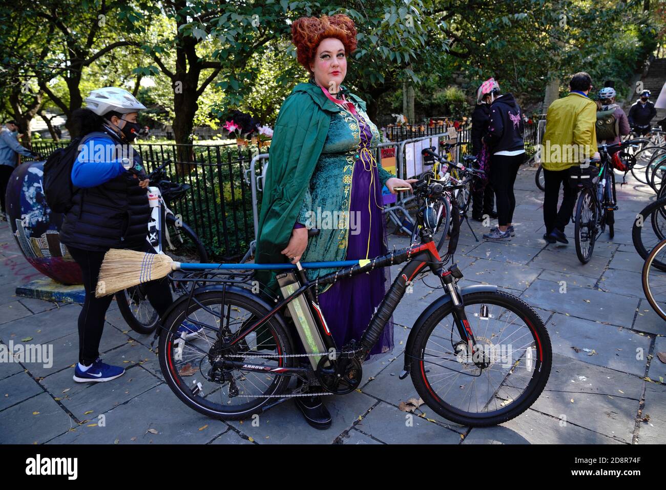 Overcrowded bridges hi-res stock photography and images - Alamy