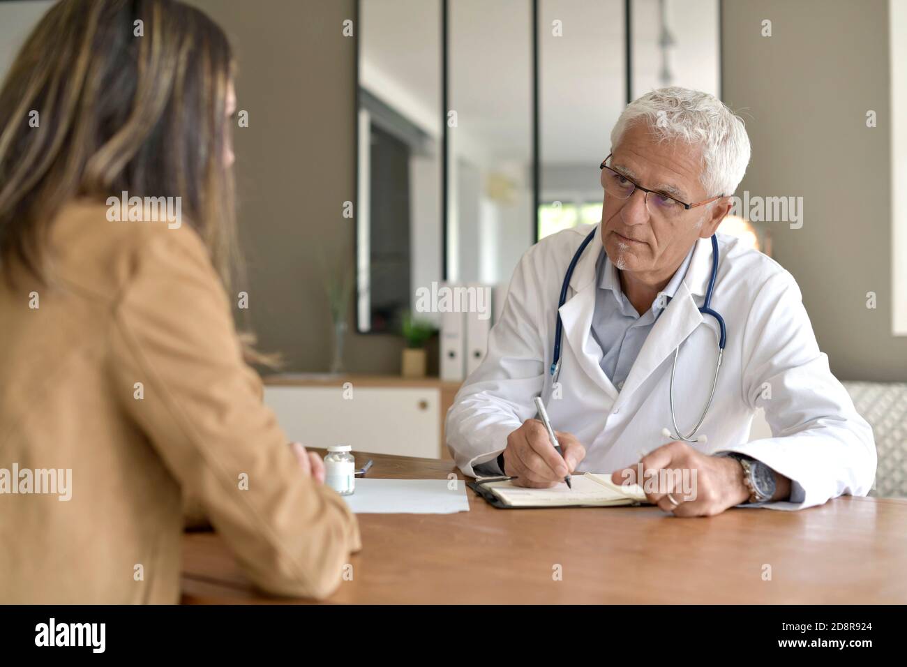 Doctor attending patient hi-res stock photography and images - Alamy