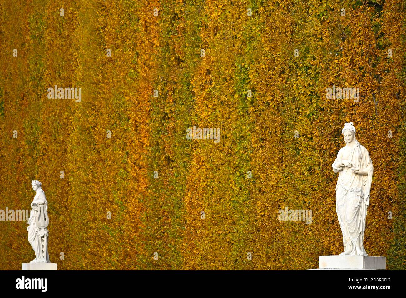 Alley statues in park hi-res stock photography and images - Alamy