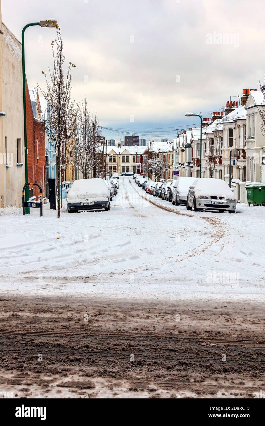 Snow december 2010 uk heavy hi-res stock photography and images - Alamy
