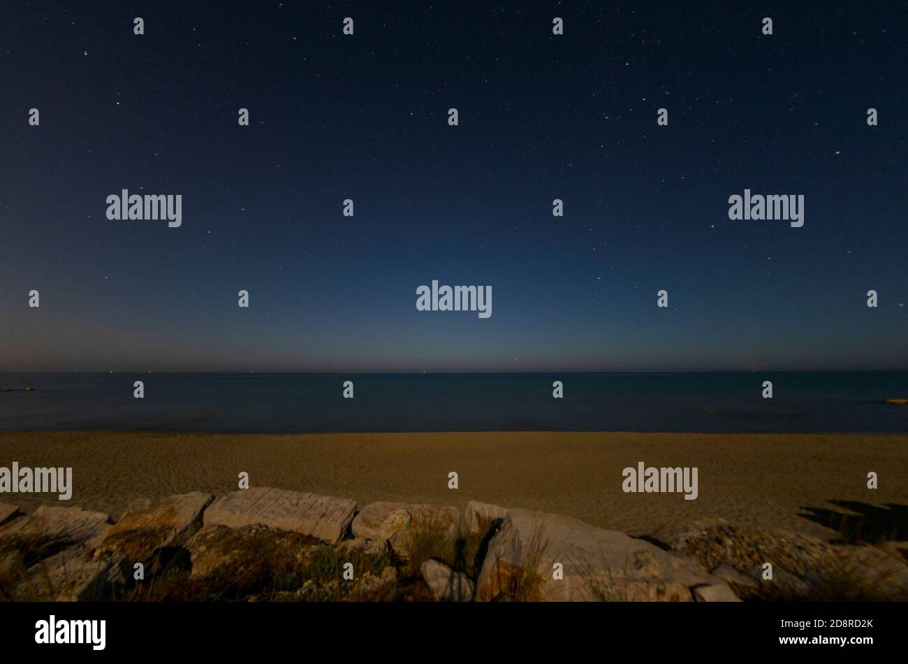 Beach and sea at night with starry sky Stock Photo - Alamy