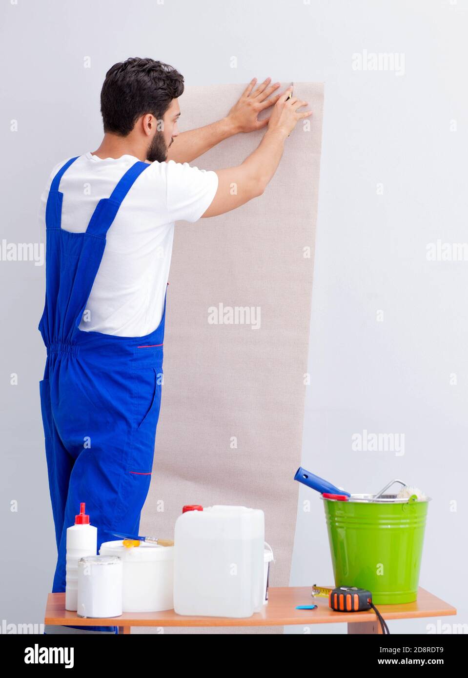The worker working on wallpaper during refurbishment Stock Photo - Alamy