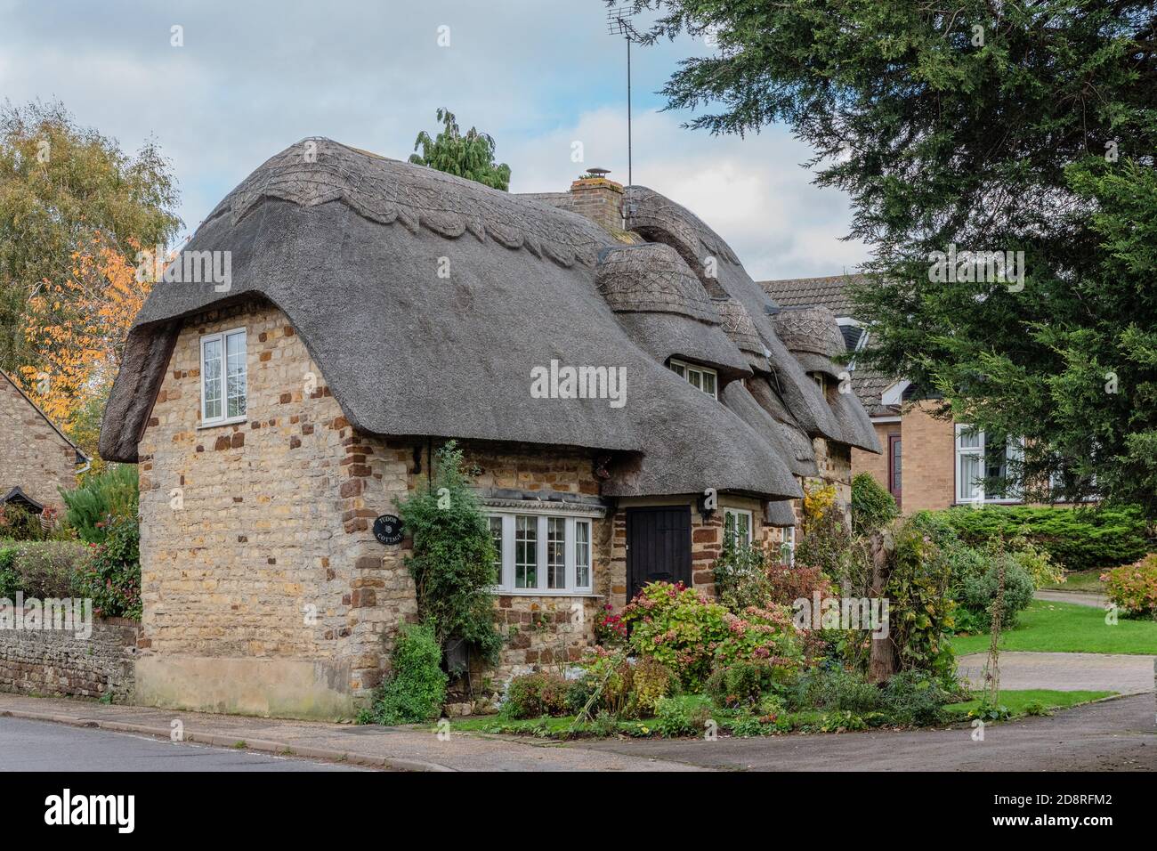 Pretty Thatched Cottage High Resolution Stock Photography and Images ...