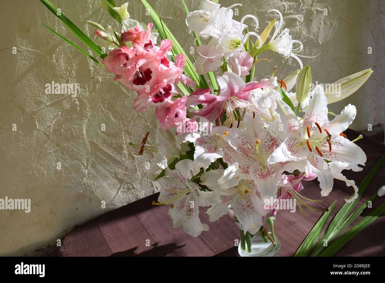 Bouquet de lys nuance de roses Stock Photo - Alamy