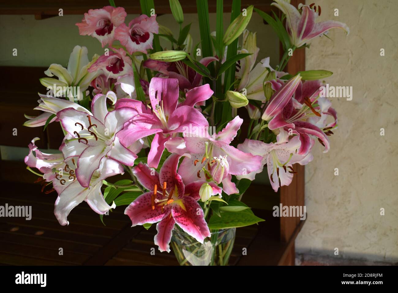 Bouquet de lys nuance de roses Stock Photo - Alamy