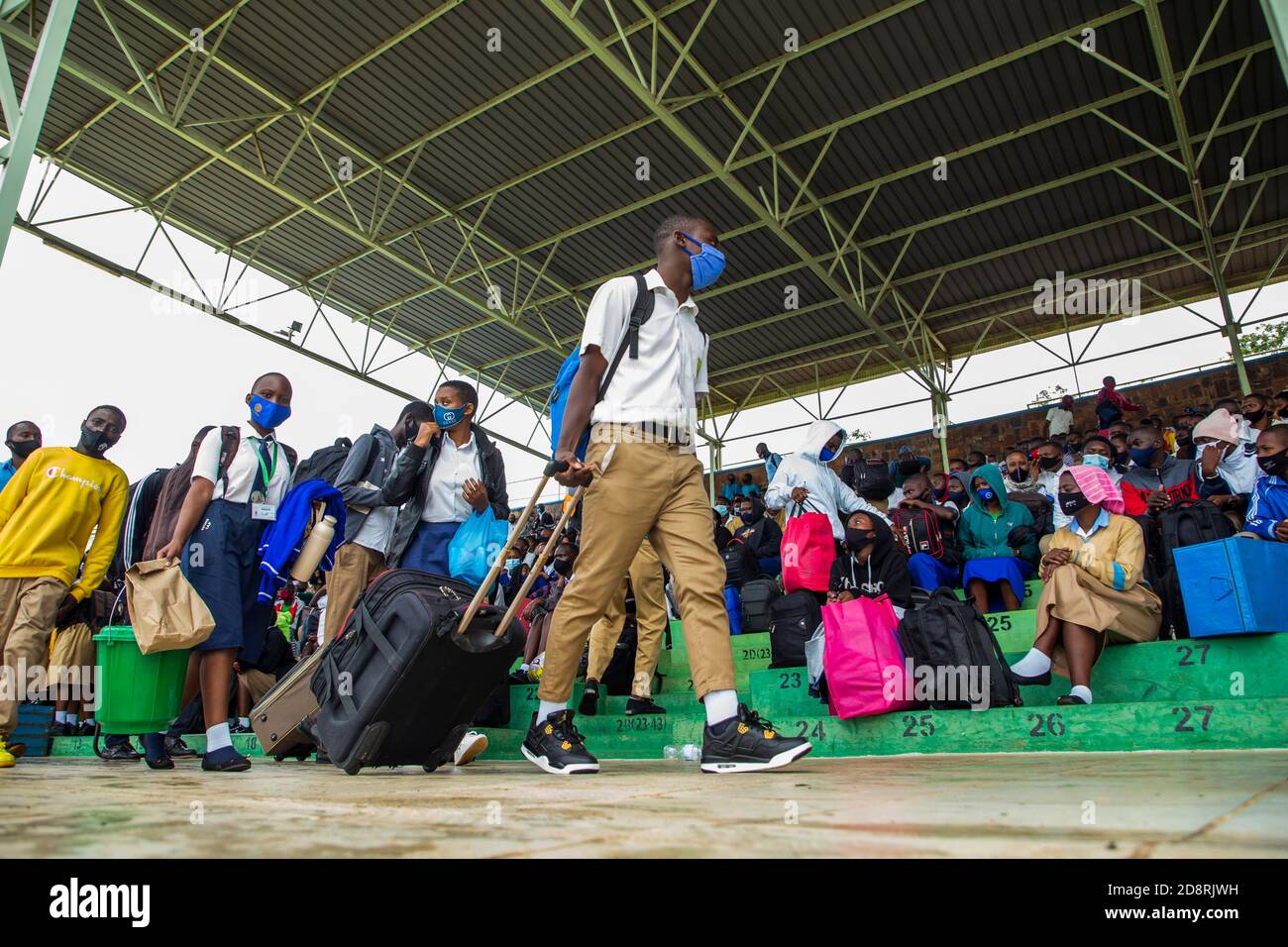 (201101) -- KIGALI, Nov. 1, 2020 (Xinhua) -- Rwandan secondary school ...