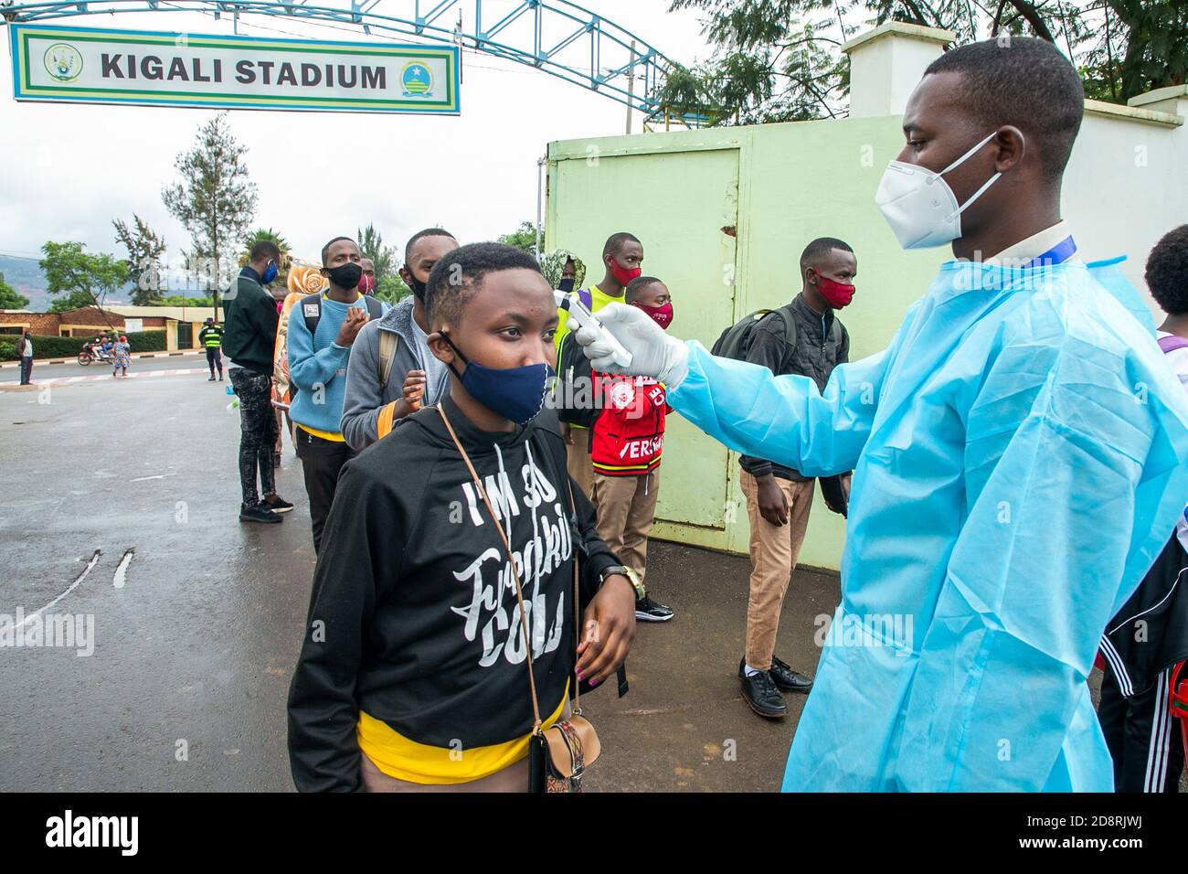 (201101) -- KIGALI, Nov. 1, 2020 (Xinhua) -- A man measures temperature ...