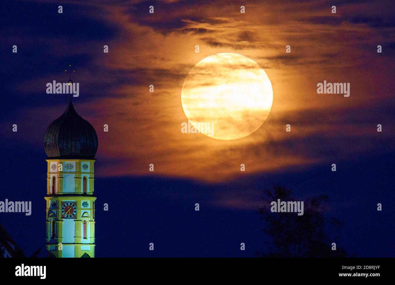 Full Moon, the rising, appearance of the moon over the horizon behind ...