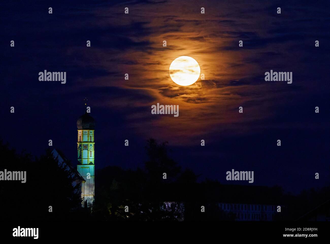 Full Moon, the rising, appearance of the moon over the horizon behind ...