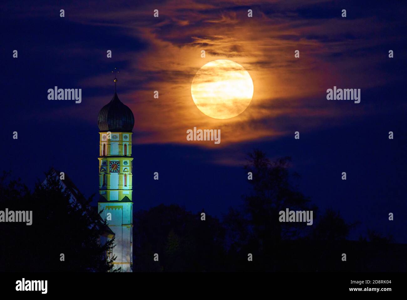 Full Moon, the rising, appearance of the moon over the horizon behind ...