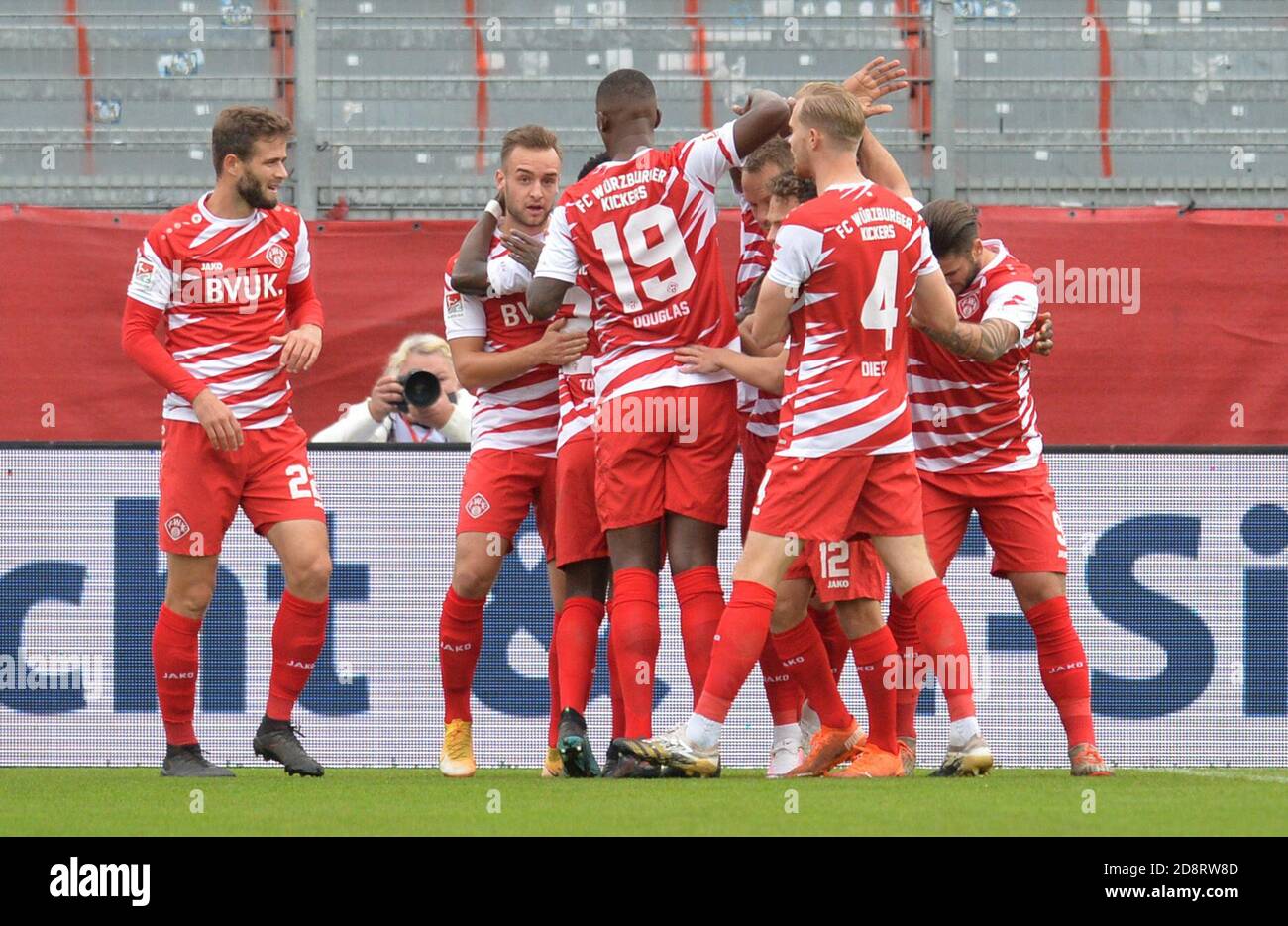 01 November 2020, Bavaria, Würzburg: Football: 2nd Bundesliga, FC ...