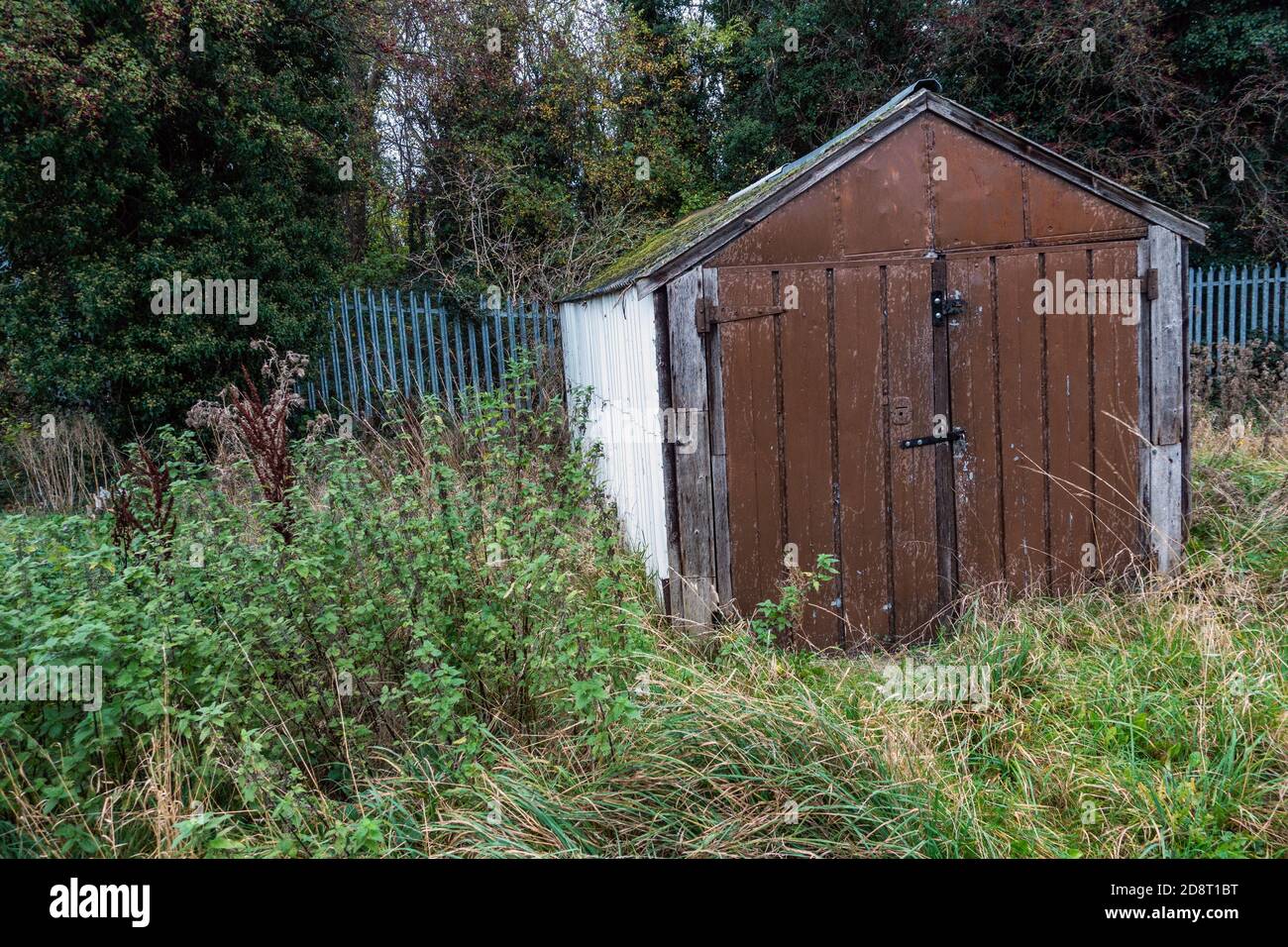 single stand alone 60's style car garage Stock Photo - Alamy
