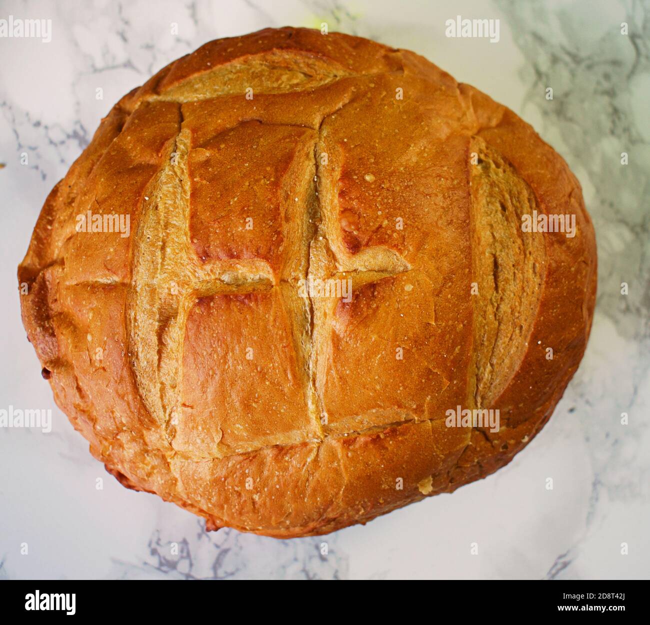 Close up on round loaf of bread, crispy golden brown Stock Photo - Alamy