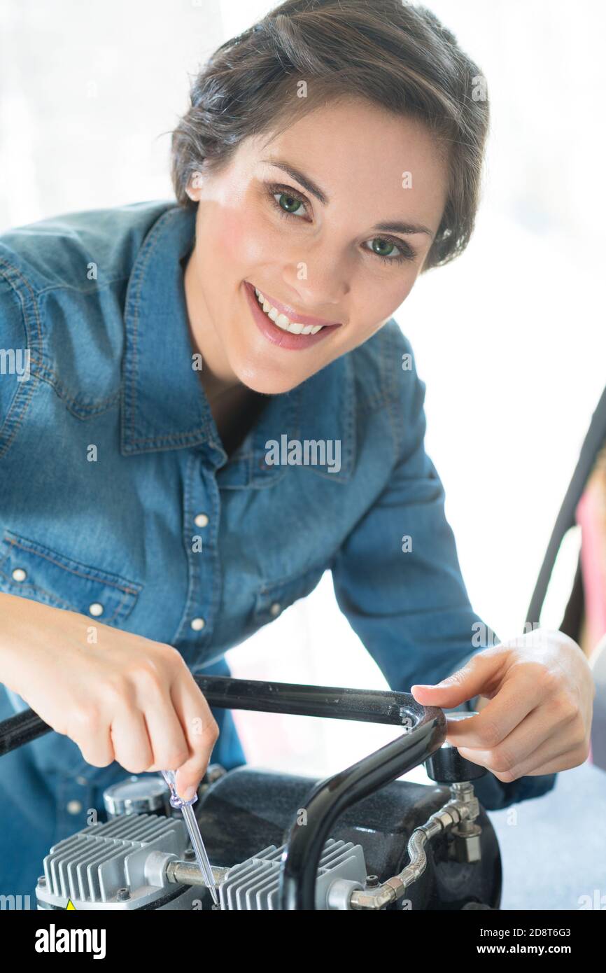 portrait of a female mechanic Stock Photo - Alamy