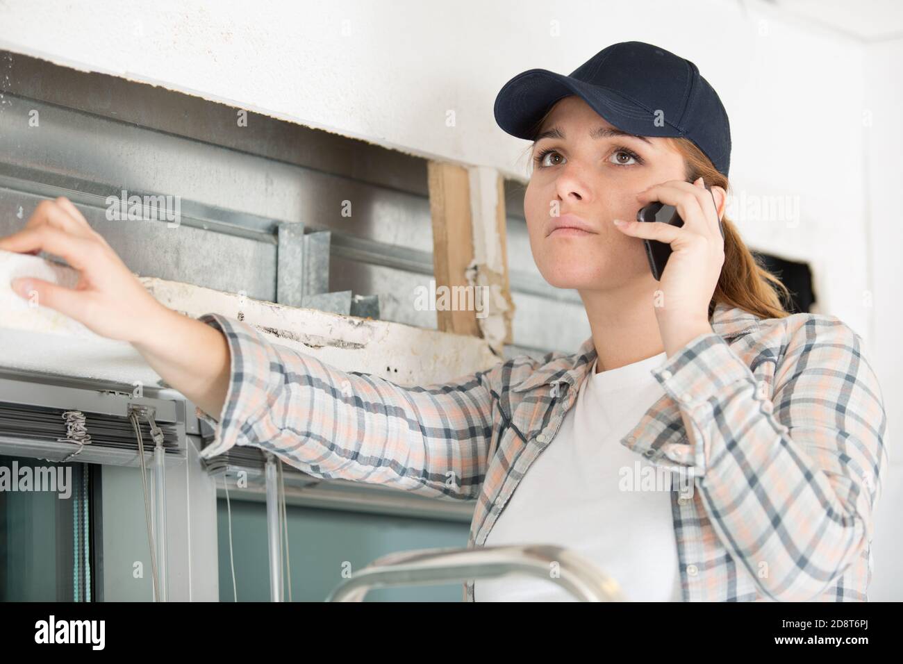 Female installer hi-res stock photography and images - Alamy