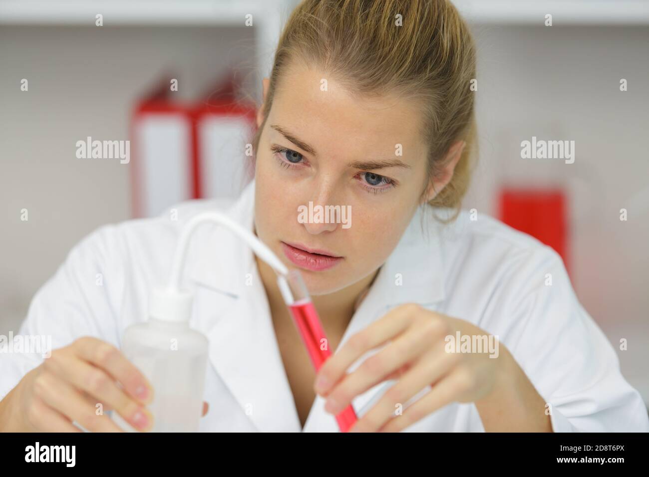 Forensics analysing dna hi-res stock photography and images - Alamy