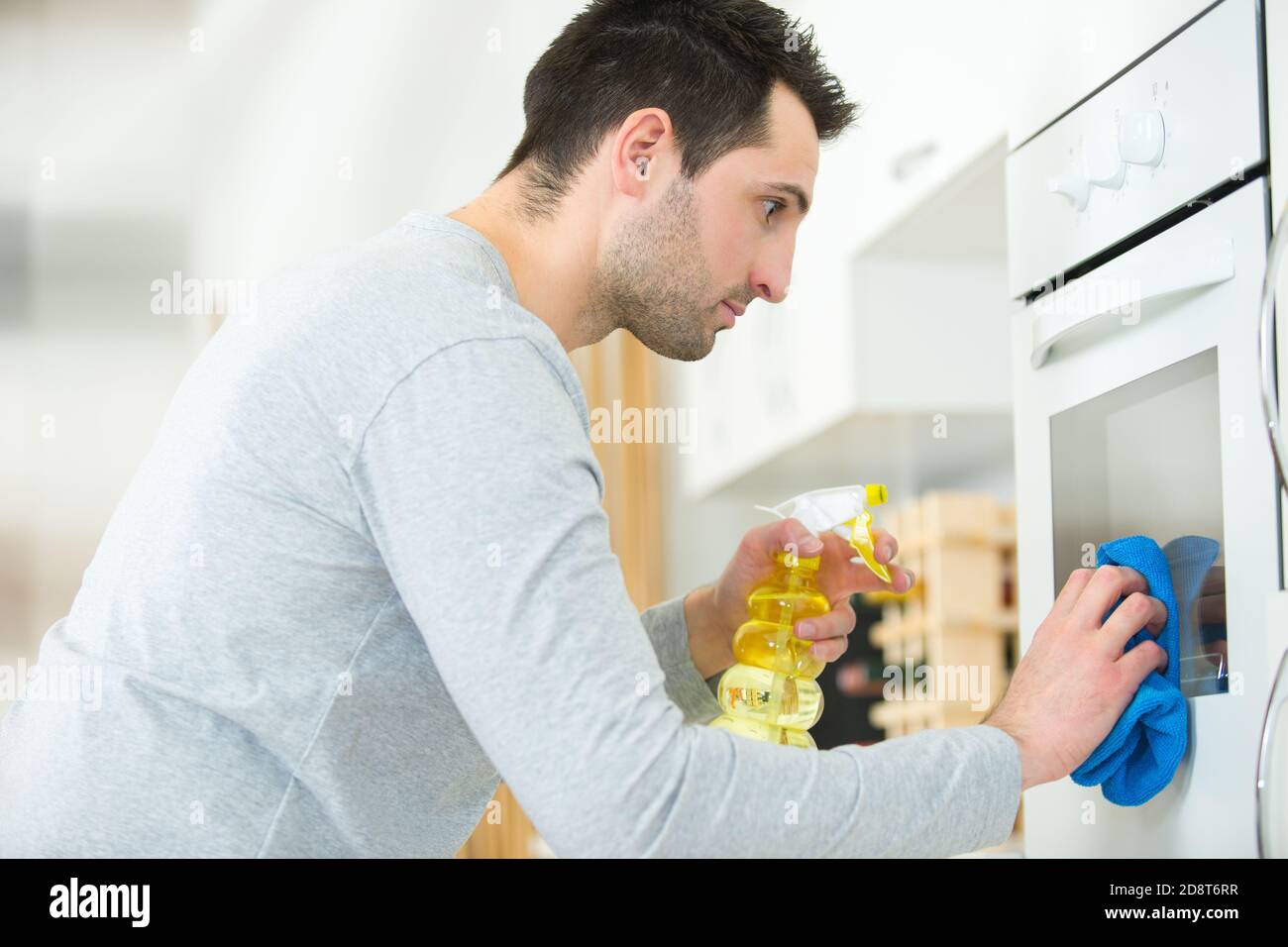 man thorough cleaning the oven Stock Photo - Alamy