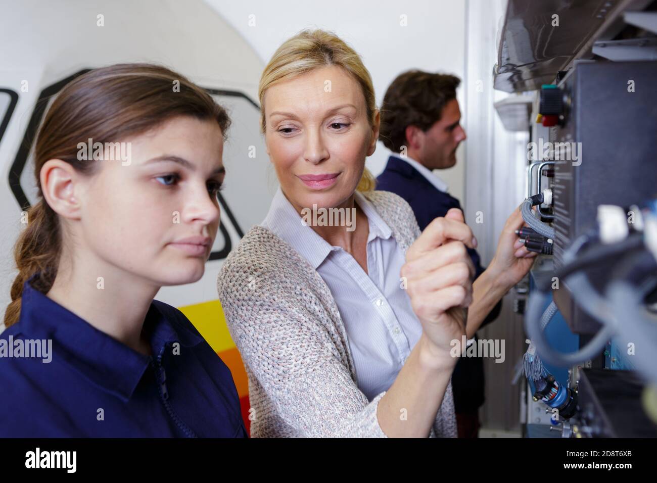 apprentice mechanic working on aircraft Stock Photo - Alamy