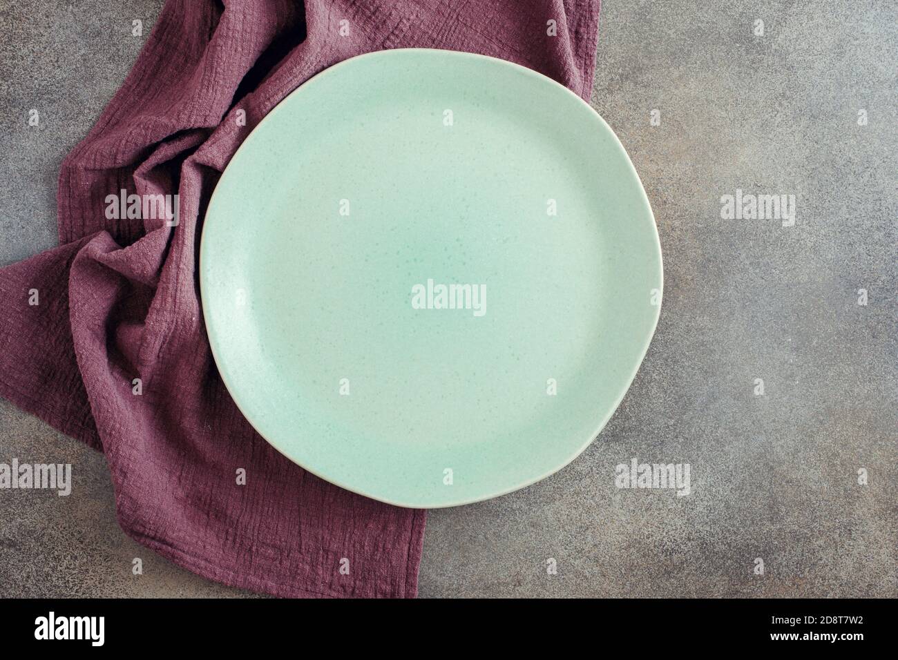 Green round plate hi-res stock photography and images - Alamy