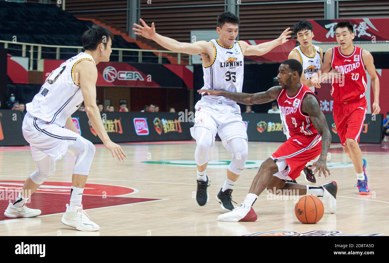 Zhuji, China's Zhejiang Province. 1st Nov, 2020. Darius Adams (front R ...