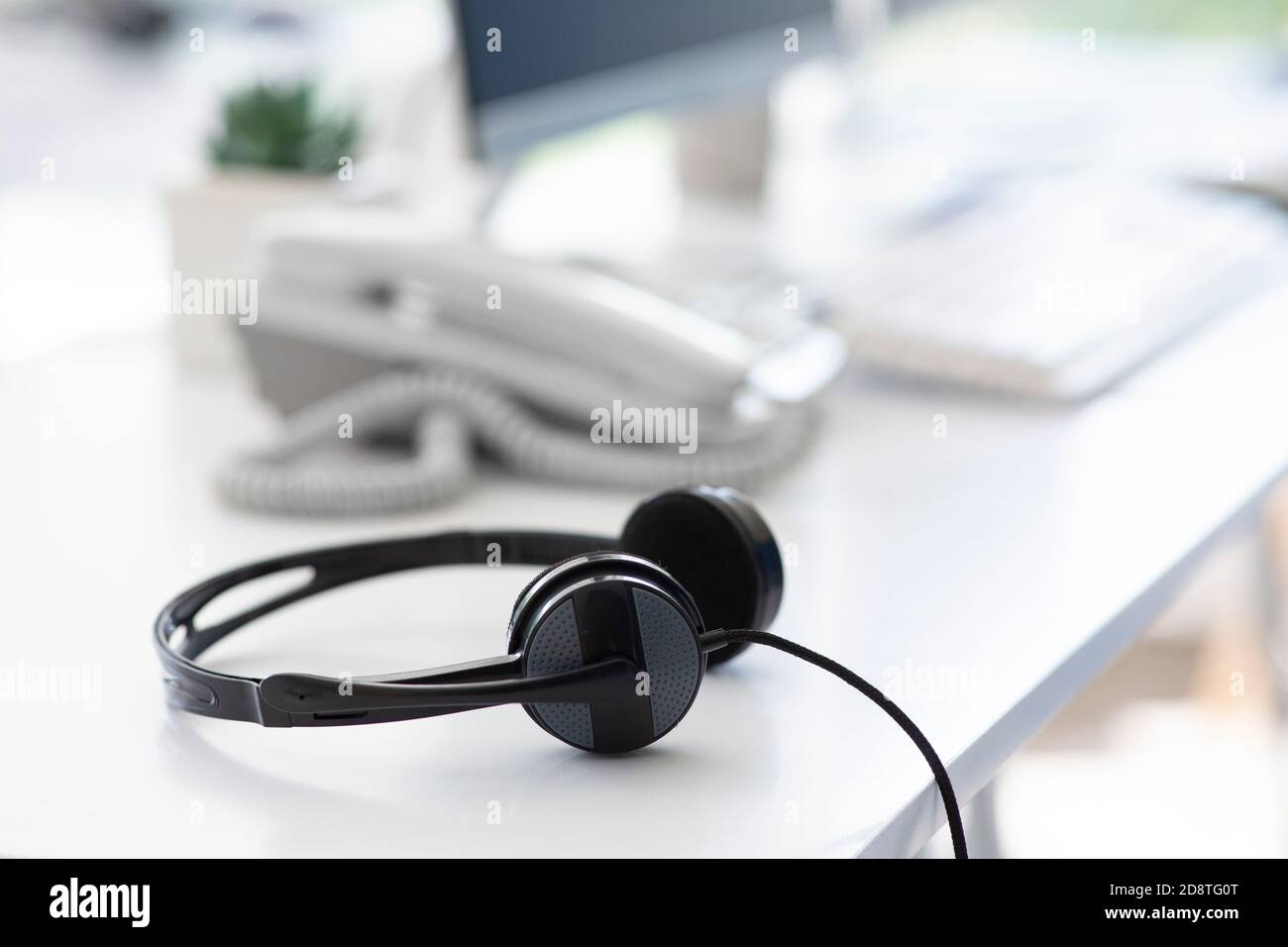 Empty call centre hi-res stock photography and images - Alamy