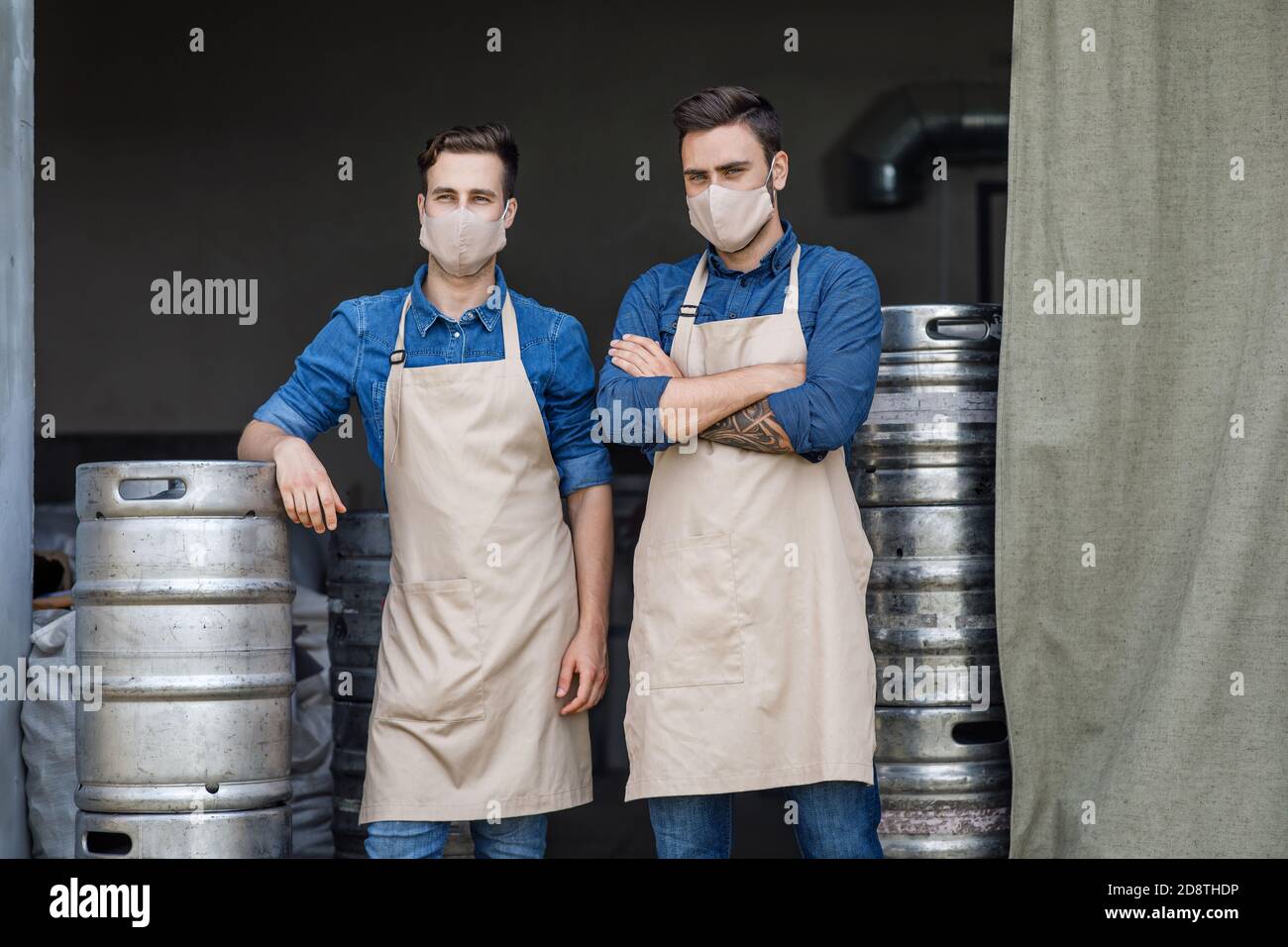 Men with aprons hi-res stock photography and images - Alamy