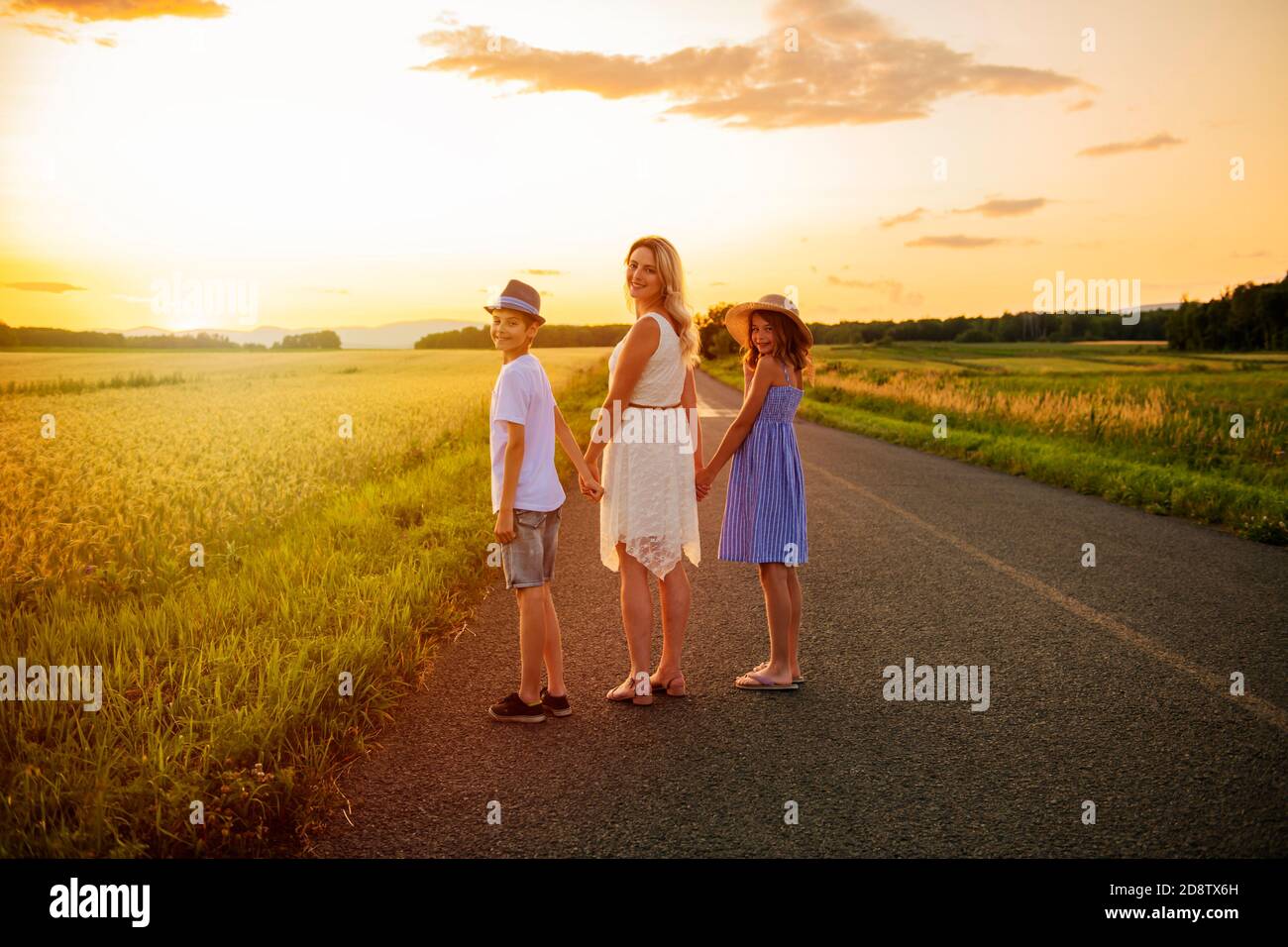 Family sunset mother people hi-res stock photography and images - Alamy