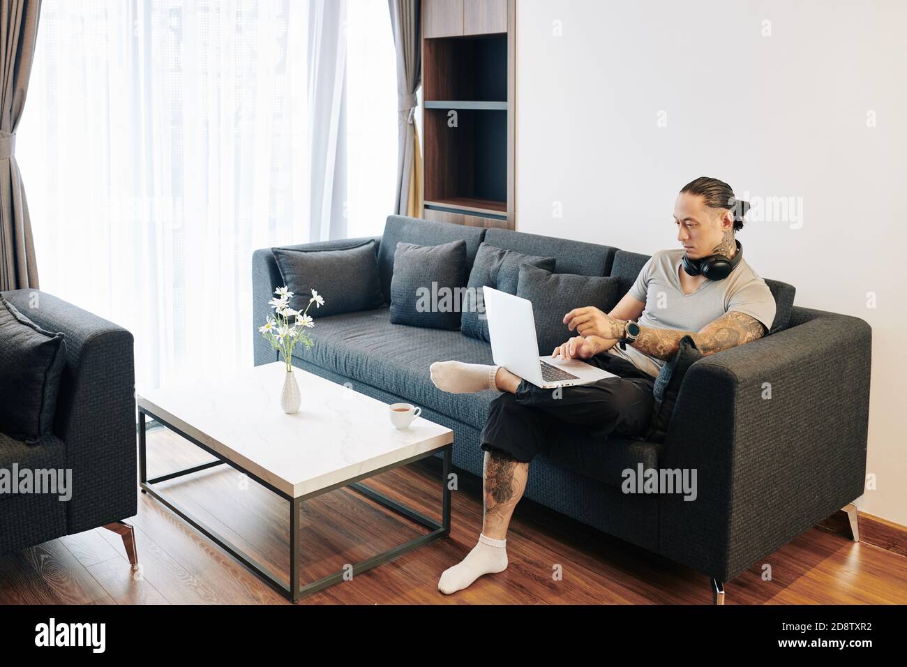 Answering man men male hi-res stock photography and images - Alamy