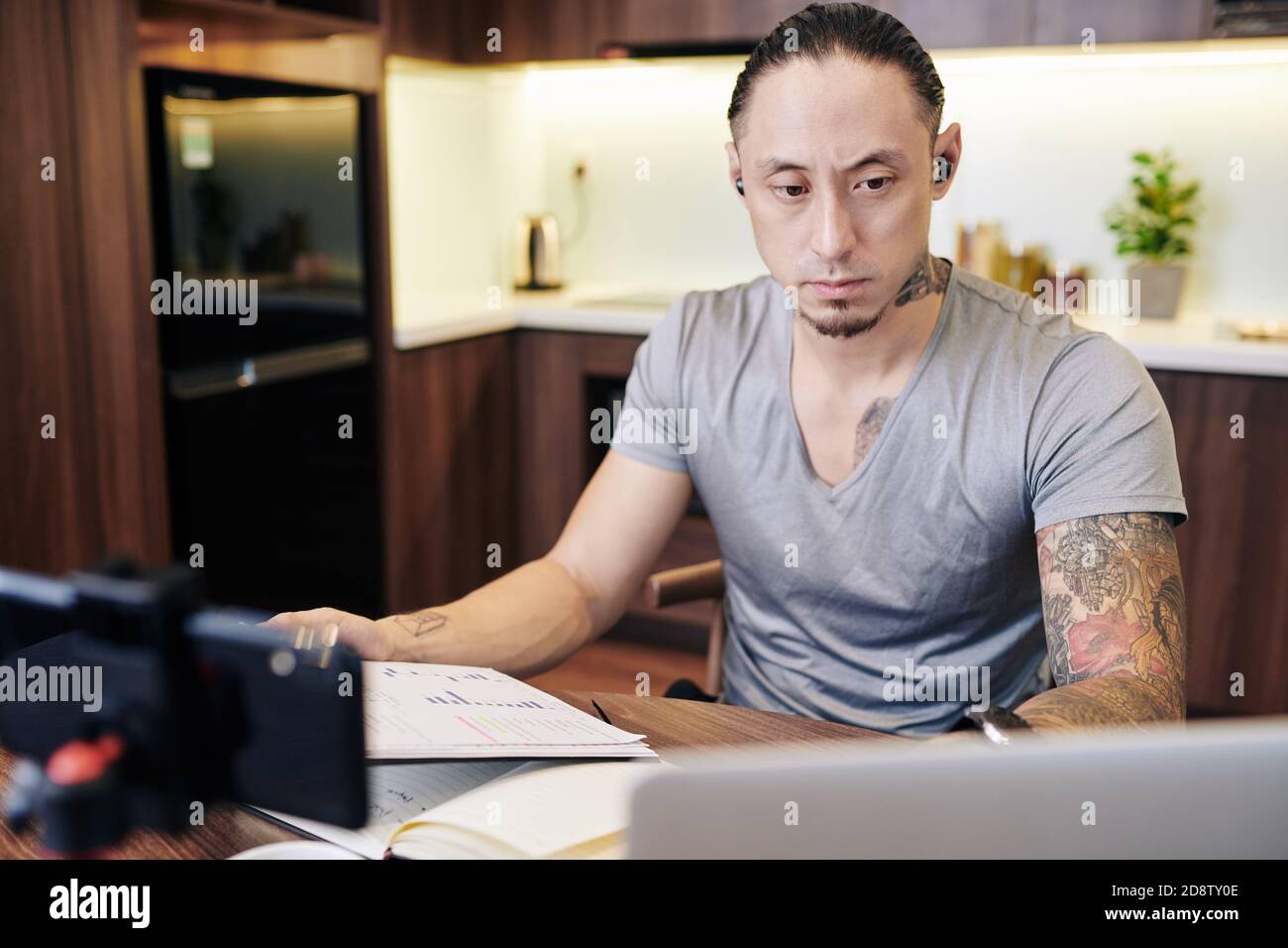 Men computer technology documents hi-res stock photography and images ...