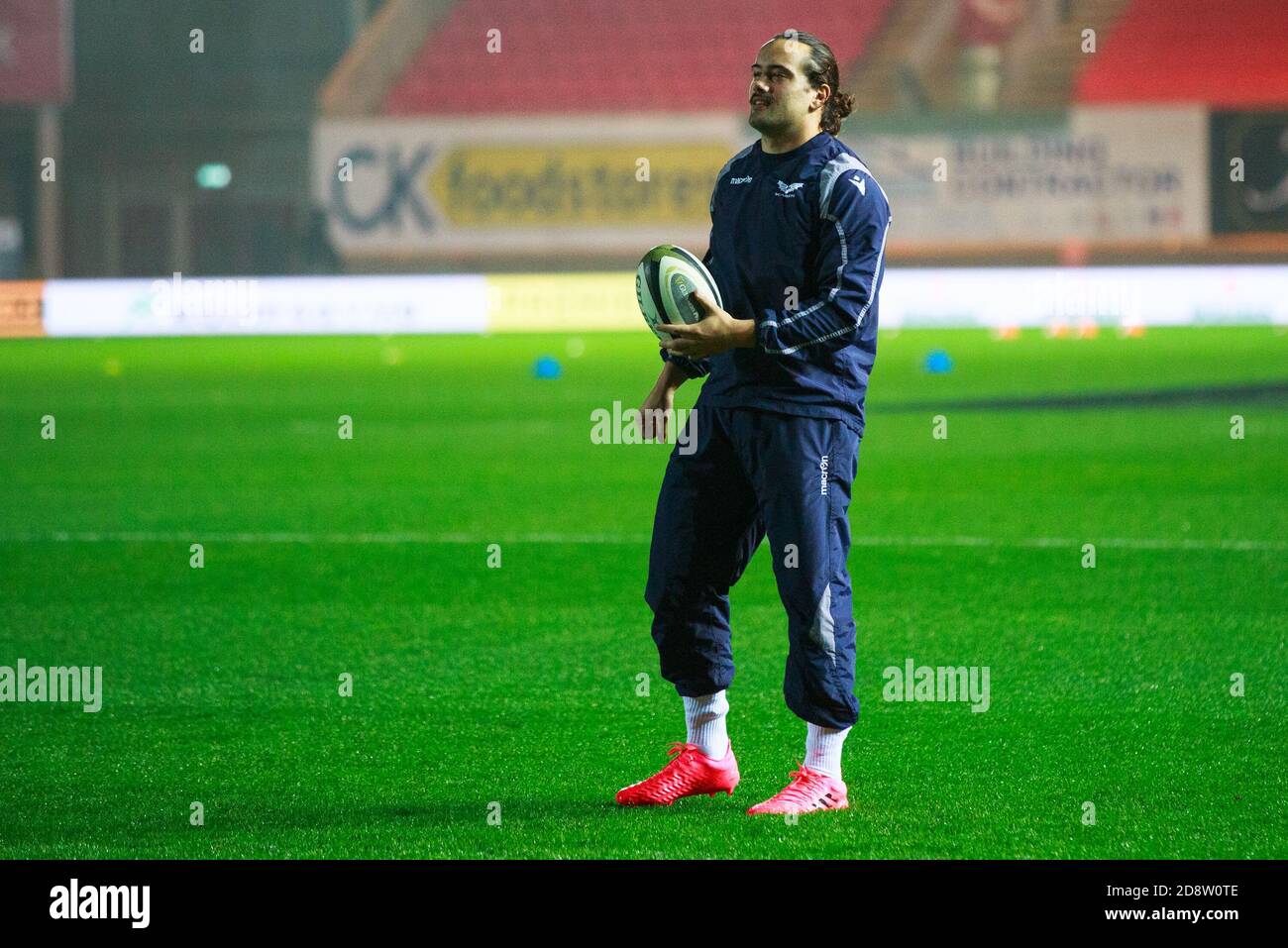 Josh macleod scarlets hi-res stock photography and images - Alamy