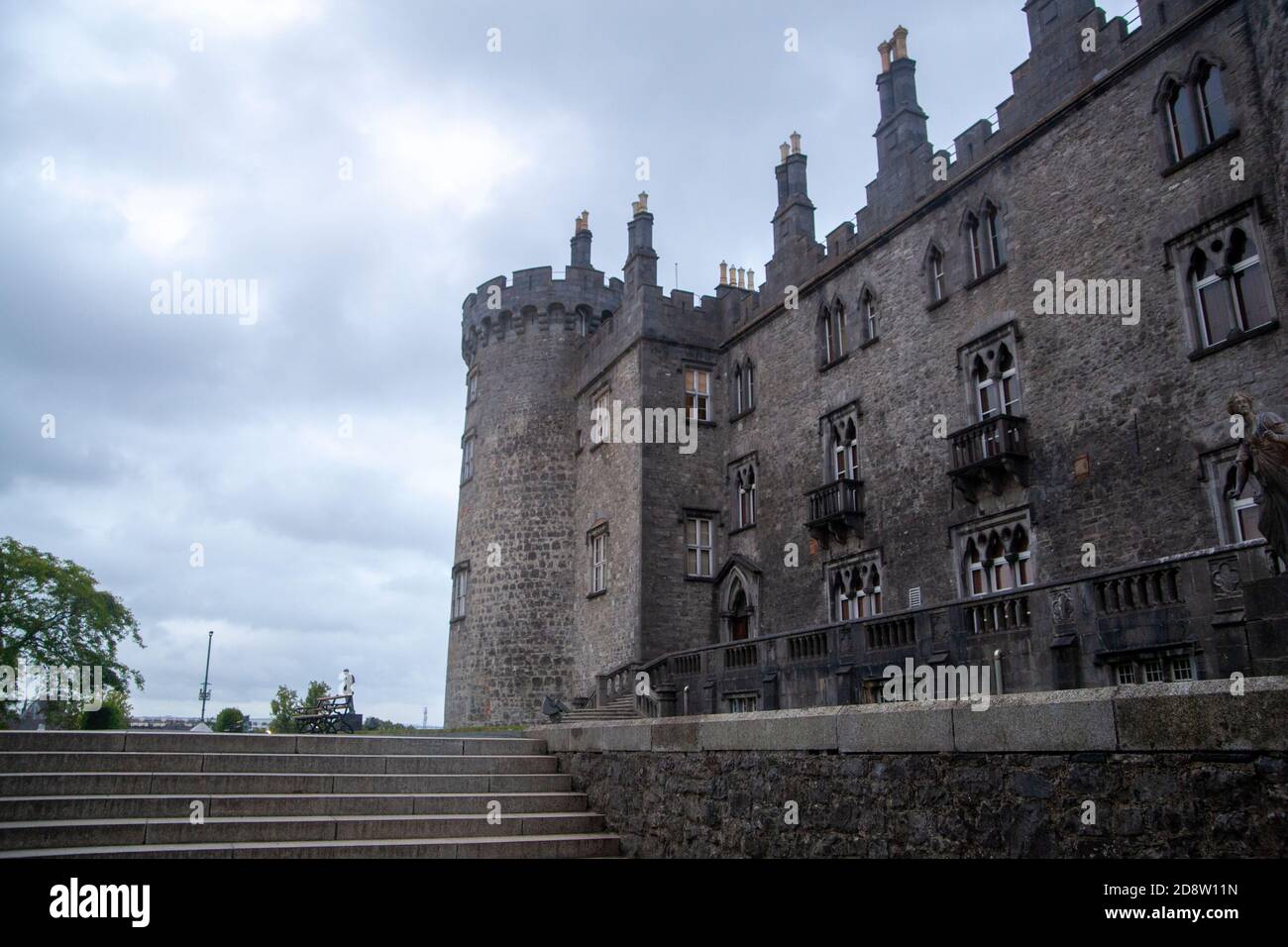 A view to a front entrance of a Killkenny castle Stock Photo - Alamy