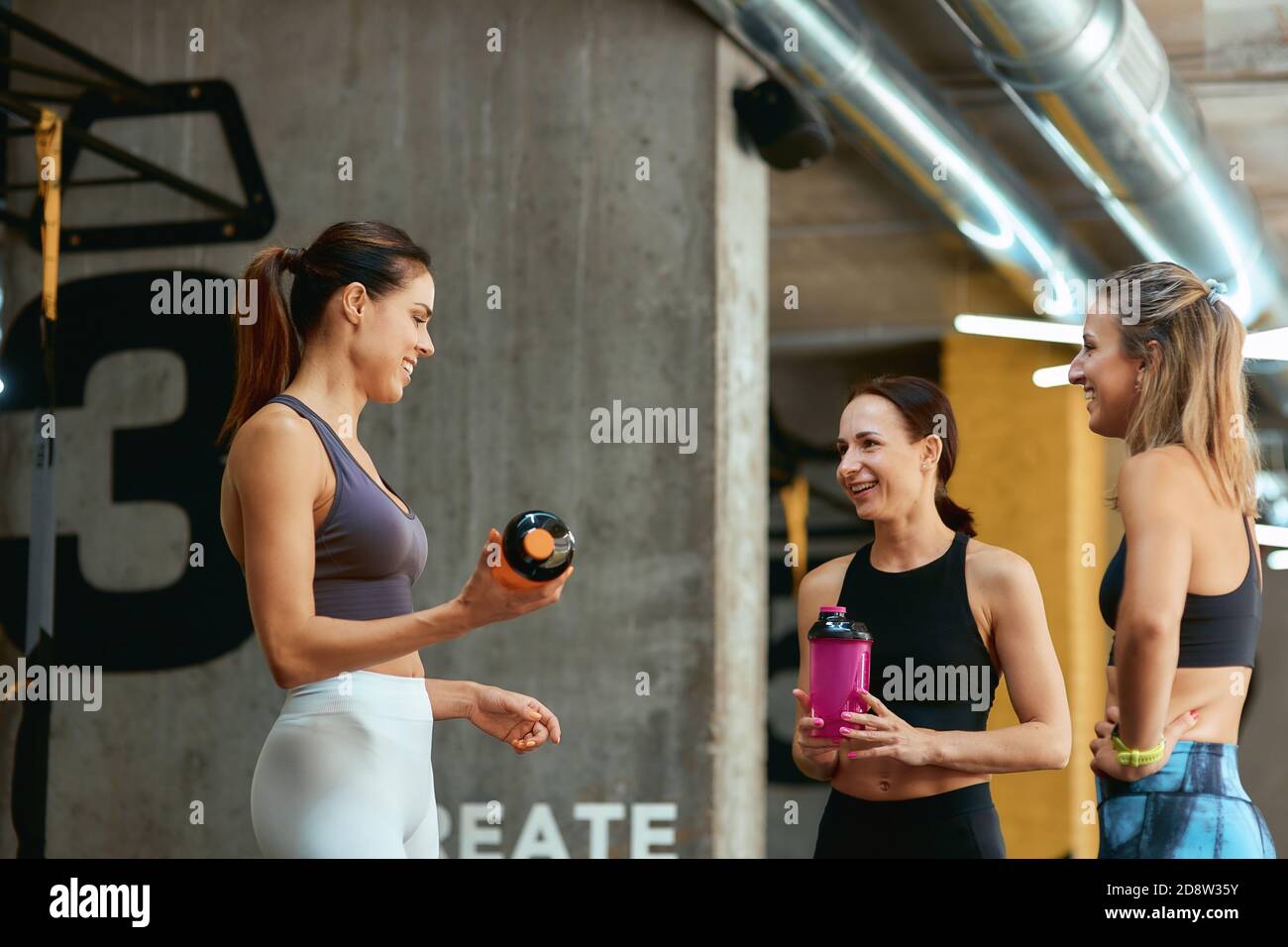 Three people smiling in a gym hi-res stock photography and images - Alamy