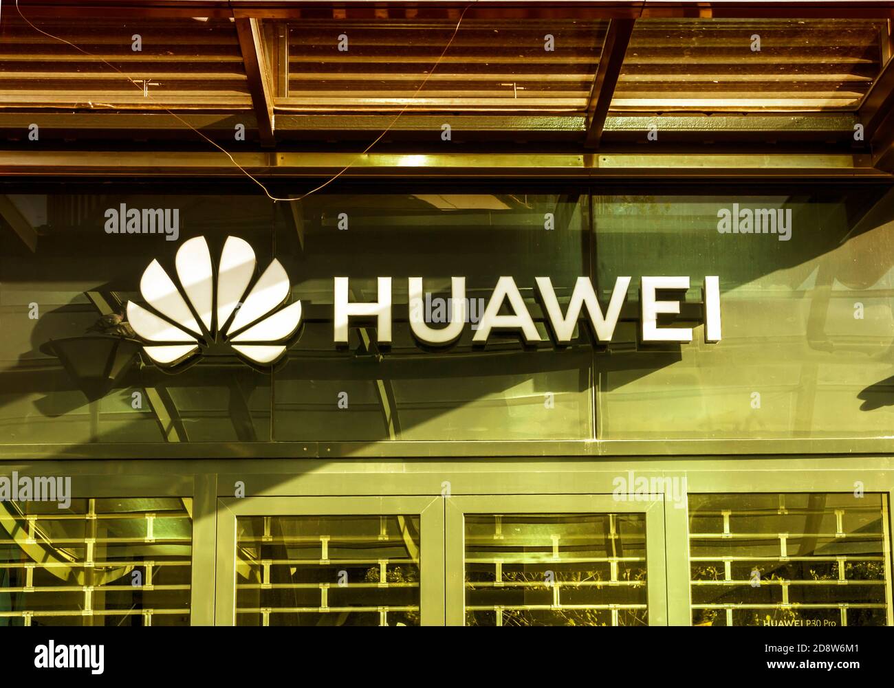 Huawei logo and name hi-res stock photography and images - Alamy