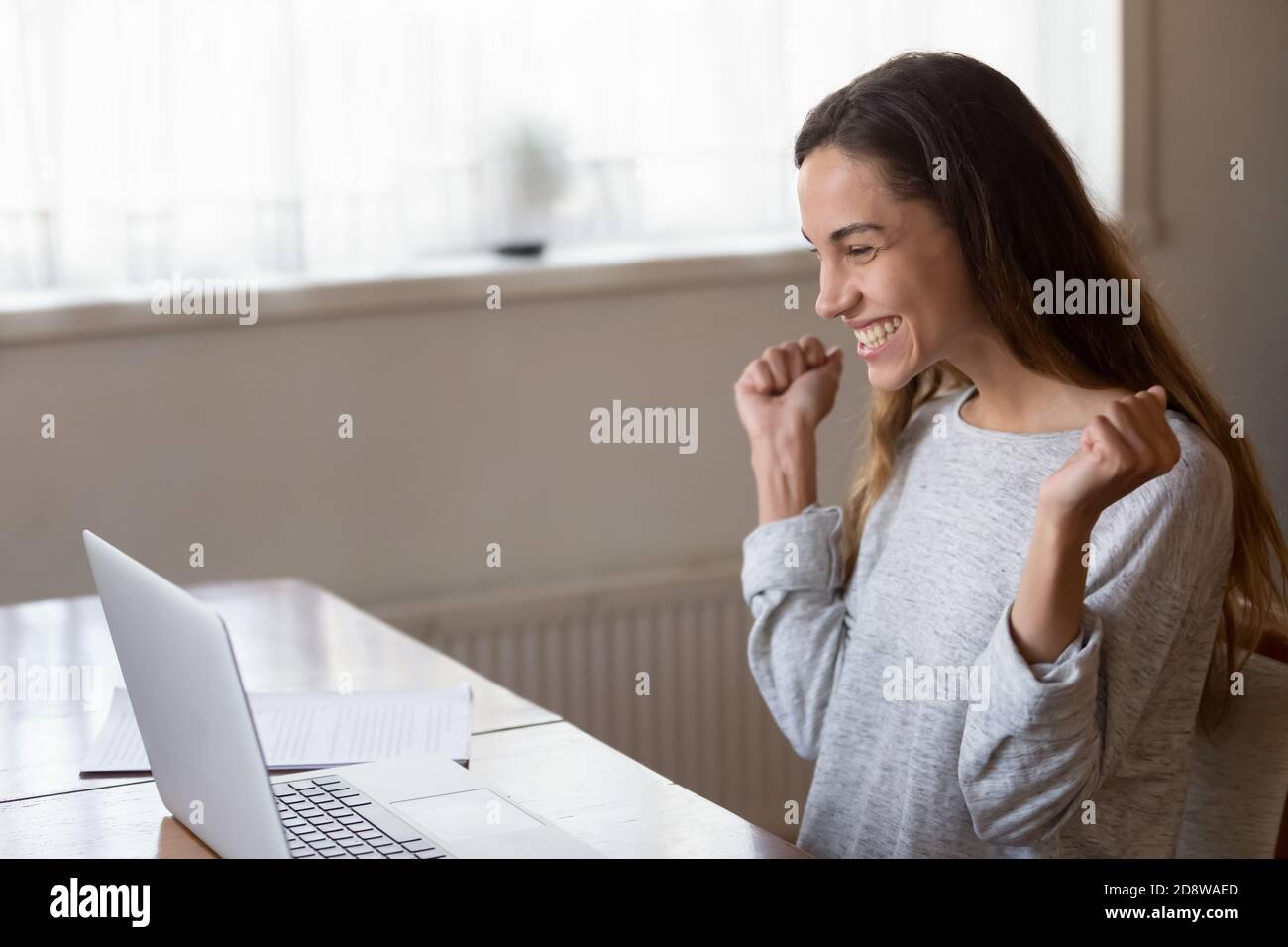 Reading email screen hi-res stock photography and images - Alamy