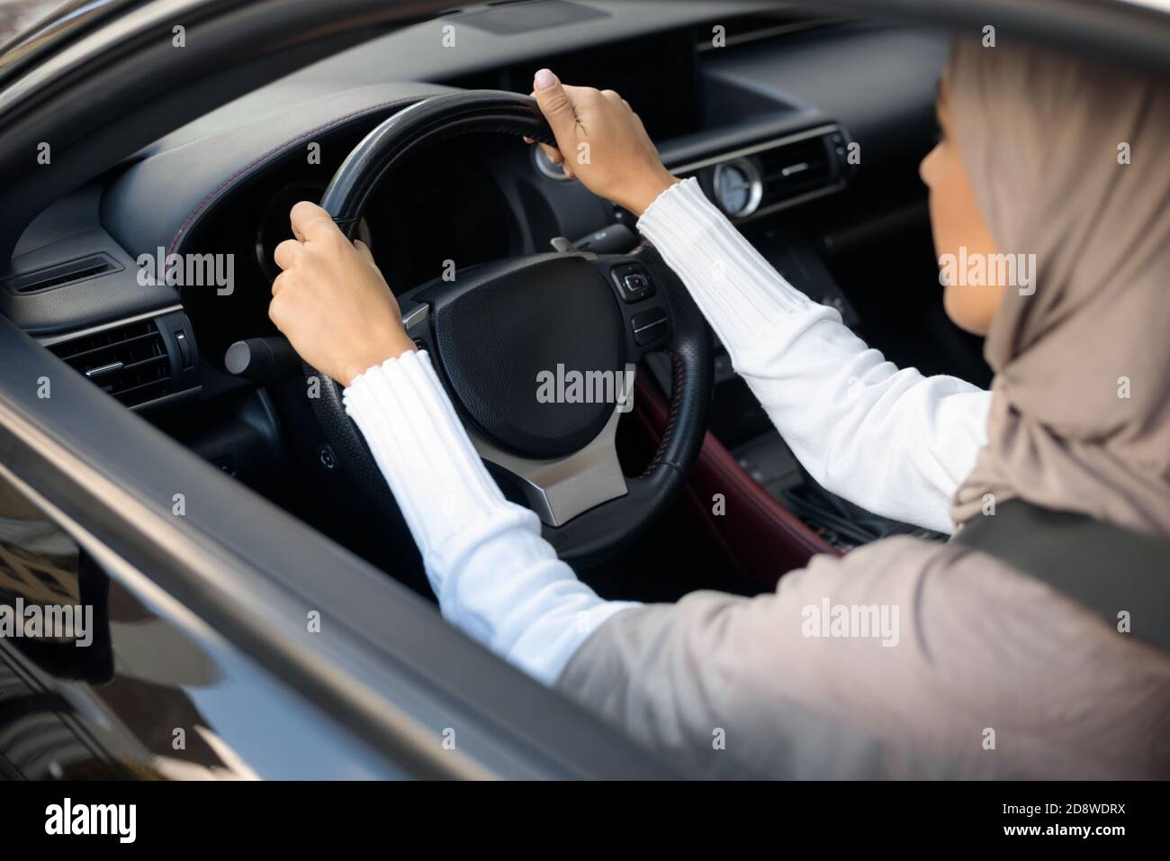 Saudi lady driving hi-res stock photography and images - Alamy