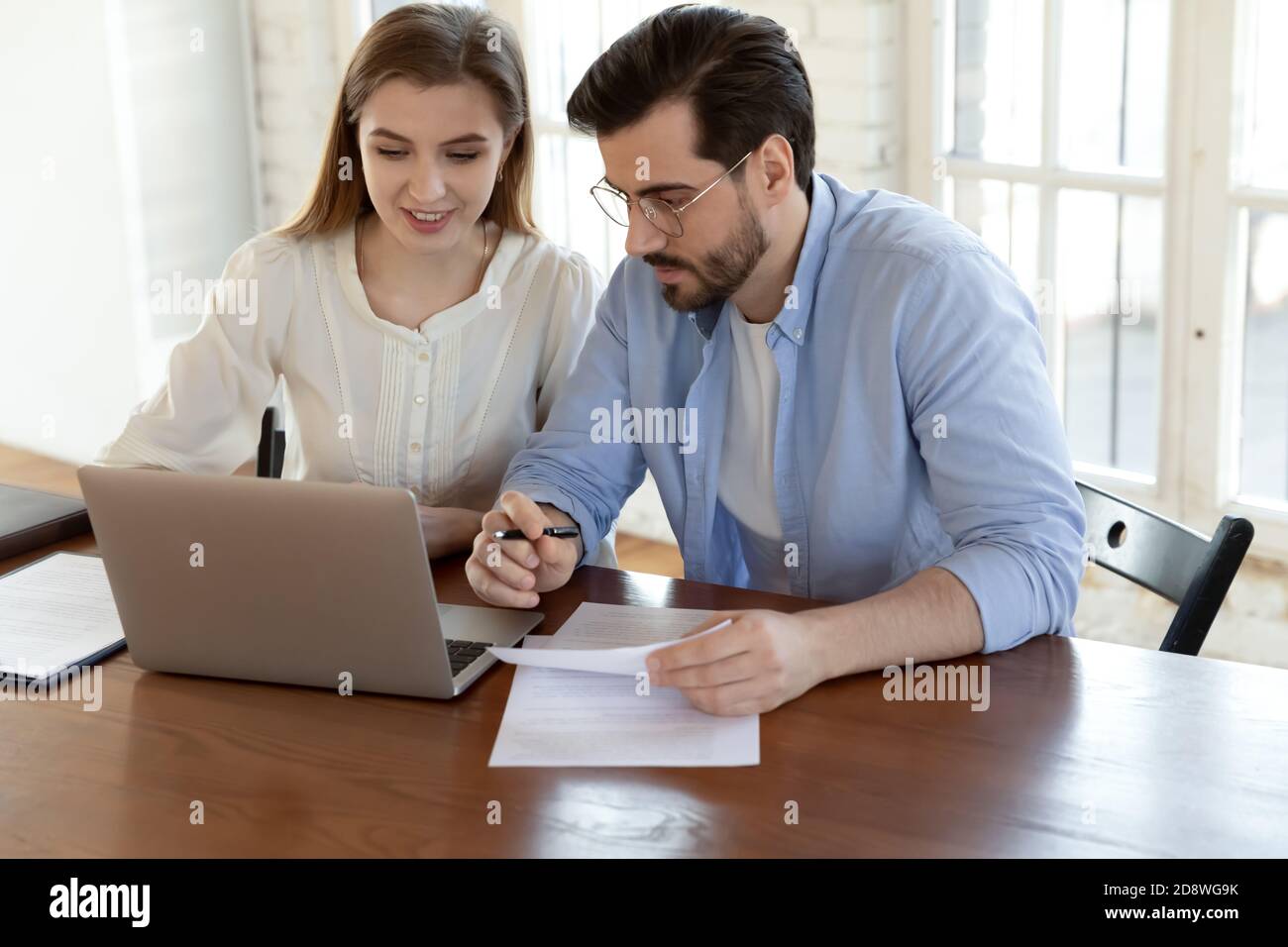 Comparing data hi-res stock photography and images - Alamy