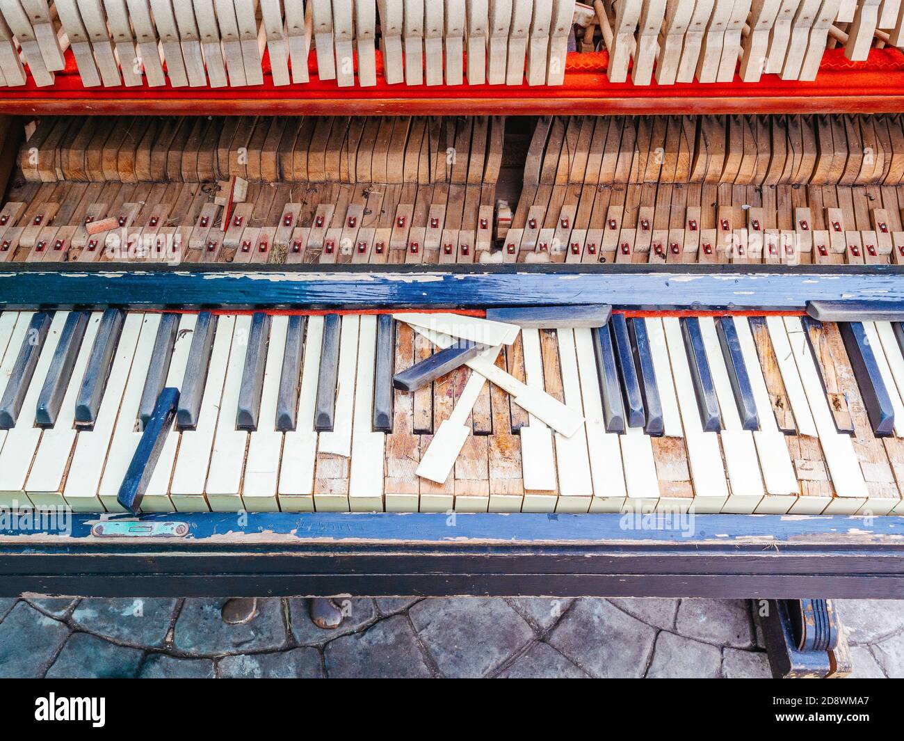 The keyboard of an old broken and disassembled piano Stock Photo - Alamy