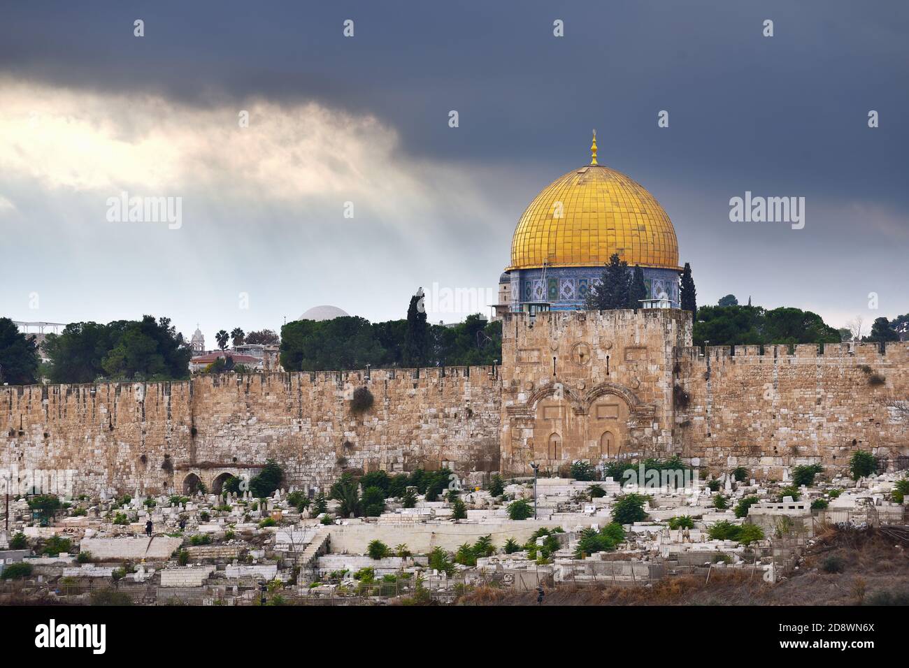 Golden gate temple mount hi-res stock photography and images - Alamy
